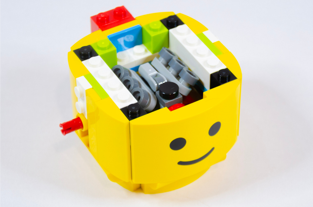 40819 LEGO Minifigures Scaled-Up cing Driver Minifigure (45) | Brickonaute